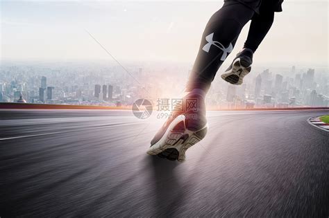 公路上极速奔跑图片素材 正版创意图片401708087 摄图网