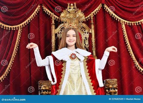 портрет прекрасной девушки с короной Стоковое Изображение изображение насчитывающей ñƒð°ð