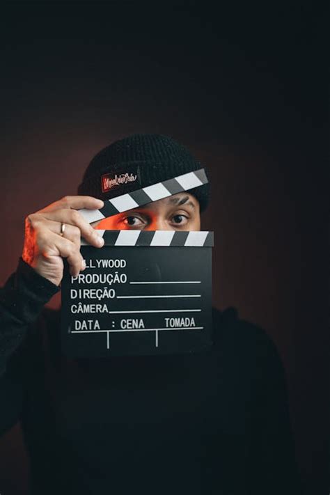 감독 갖다 개인적 표현 경치 극적인 조명 남성 남자 대본 모자 무대 뒤에서 미디어 배우 보이스 오버 비니 비디오 제작 생산 수염 스튜디오