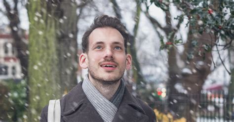 겨울 눈에 잘 생긴 청년의 초상화 사진 Unsplash의 기쁨 이미지