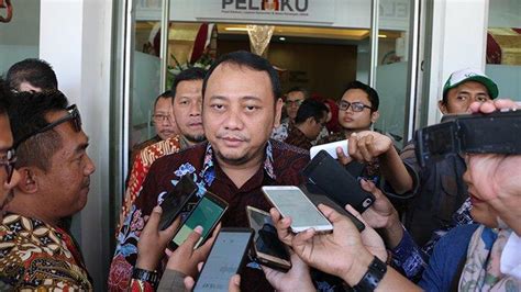 Viral Video Walikota Tegal Dedy Yon Joget Dan Rangkul Penyanyi Dangdut