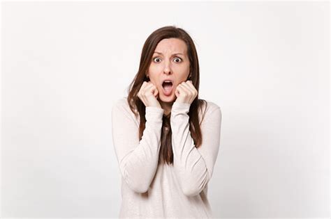 입을 열어 입에 가벼운 옷을 입은 충격 젊은 여자의 초상화 스튜디오에서 흰색 배경에 고립 된 얼굴 근처에서 주먹을 쥔 사람들은 진심으로 감정 라이프 스타일 개념입니다 복사