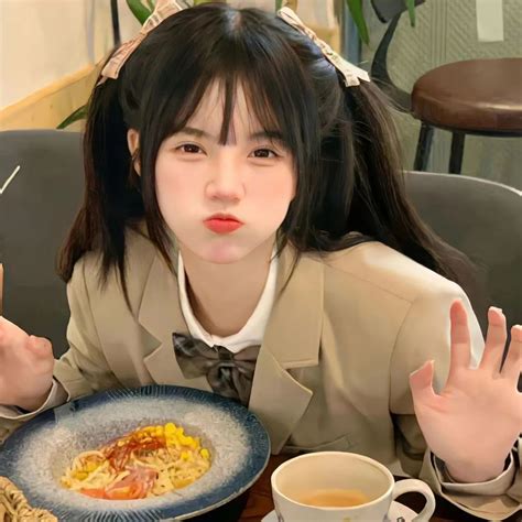 可爱女生双马尾造型，餐桌前嘟嘴比耶超萌 𝙒𝙚𝘾𝙝𝙖𝙩女头 精选头像200张表情包图片动图 求表情网 斗图从此不求人