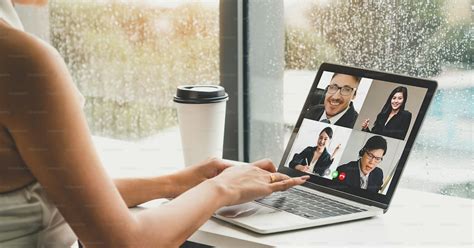 가상 작업 공간 또는 원격 사무실에서 만나는 화상 통화 사업가 스마트 비디오 기술을 사용하여 전문 기업 비즈니스의 동료와 소통하는 원격 근무 전화 회의 사진