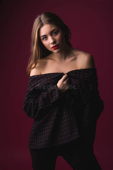 Afsluitend Portret Van Jonge Mooie Slanke Jonge Vrouw In Het Pak Met