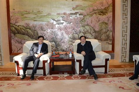 吴江区长沈国芳看望慰问崔根良主席亨通国际物流