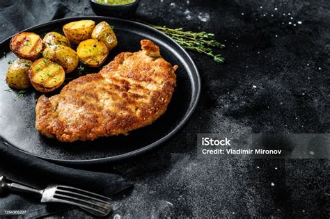 구운 감자를 곁들인 치킨 슈니첼 튀김 검은 색 배경 맨 위 보기입니다 복사 공간 레스토랑에 대한 스톡 사진 및 기타 이미지 레스토랑 슈니첼 고급 요리 Istock