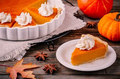 휘 핑된 크림 계 피 나무 배경에 추수 감사절에 대 한 집에서 만드는 호박 파이 휘핑 크림에 대한 스톡 사진 및 기타 이미지 휘핑 크림 호박 파이 계피 Istock