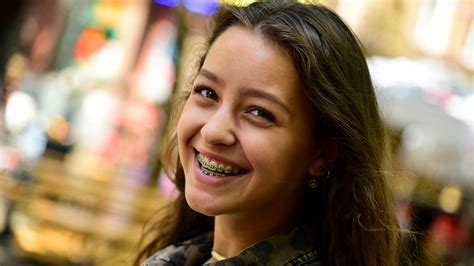 Mädchen bekommen häufiger eine Zahnspange tagesschau de