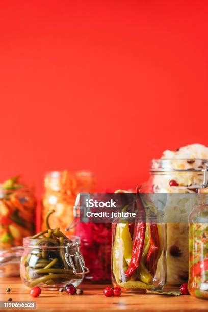 나무 배경 복사 공간을 통해 다양한 발효 및 양념 식품의 구색 발효 야채 소금에 절인 양배추 후추 마늘 비트 뿌리 한국 당근 유리 항아리에 오이 김치 발효에 대한 스톡 사진