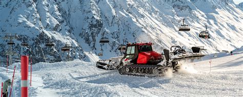 오스트리아의 스키 슬로프 피스트 힐알파인 스키 윈터 리조트 이쉬글을 준비하는 스노우플러 스노우 그루밍 머신이 있는 레드 모던 스노우캣 트랙 중장비 산악 장비 트랙 차량