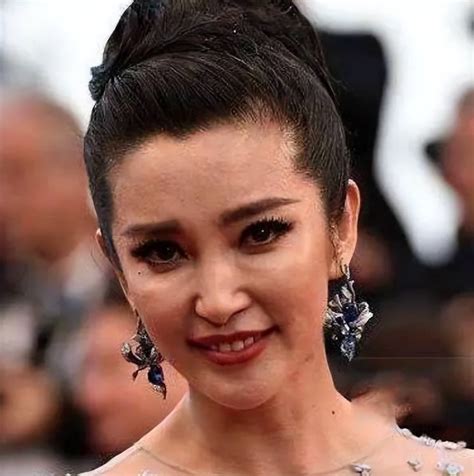 外媒镜头下的国内女星，真实堪比照妖镜，孙俪露怯，刘亦菲扛住了皮肤感觉唐嫣当