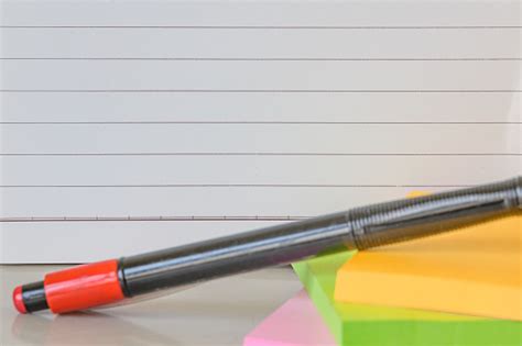 펜 연필 메모장 노트북 스테이플러 스테이플러 클리퍼 종이 클립 홀더 클립 보드 테이블 위에 배치 여러 모듬 컬렉션 사무실 문구 사진 교육에 대한 스톡 사진 및 기타 이미지