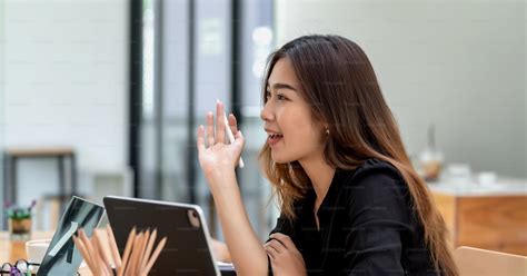 책상에서 펜 태블릿을 들고 사무실에서 작업 항목에 대해 논의하는 아시아 사업가의 측면 모습 사진 Unsplash의 아시아 이미지