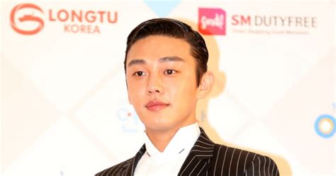 유아인 티셔츠 표절 논란 엑소 맨투맨 판매 종료