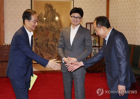악수 나누는 한덕수 총리와 추경호 원내대표 연합뉴스