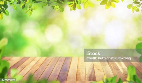 나무에서 자연 추상 흐림 배경 녹색 보케에 신선하고 녹색 잎 녹색 보케와 빈 갈색 나무 테이블 소셜 미디어에 광고를위한 제품 배너 또는 헤더용 템플릿 업 몽타주 0명에 대한