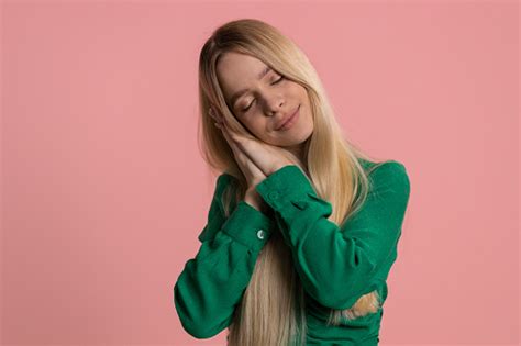 젊은 여자 하품 졸린 부주의 졸음 게으름 지루함 고통 수면 부족 광고에 대한 스톡 사진 및 기타 이미지 광고 베개 사람