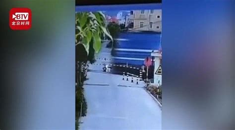 监拍：卖鱼女强闯铁道口撞栏杆摔倒 4秒后火车呼啸而过手机新浪网