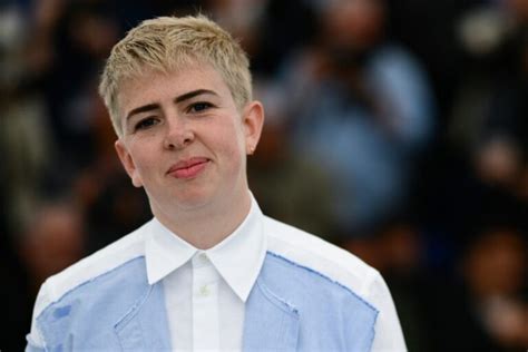 Ταλαντούχα νεαρή Βρετανίδα διδάσκει στις Κάννες «Πώς να κάνεις σεξ στην Κρήτη Zarpanews Gr