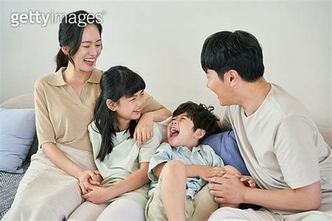 가족 함께함 컨셉 라이프스타일 주제 행복 애정표현 밝은표정 사랑 컨셉 이미지 Jv12387092 게티이미지뱅크