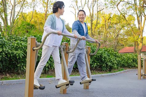 老年人户外使用健身器材运动锻炼高清图片下载 正版图片501743527 摄图网
