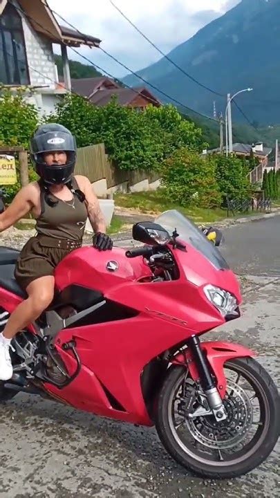 Мотодевушка девушка на мотоцикле в горах очень красивое место на спортбайке в горы спорттурист