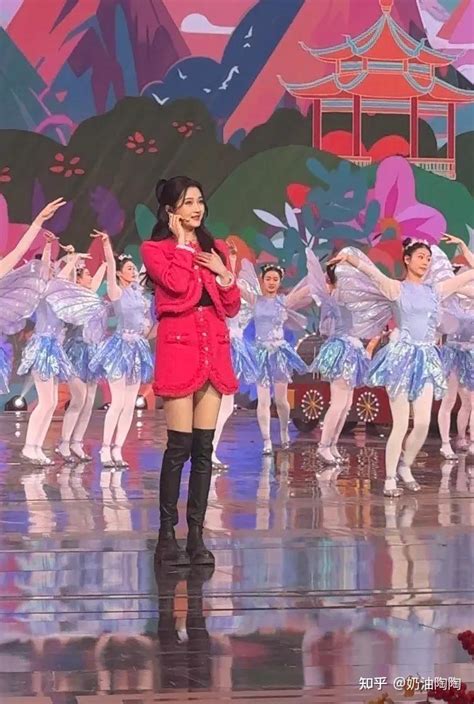 关晓彤连续9年上北京台春晚玫红色小香风套装美貌生图堪比精修 知乎