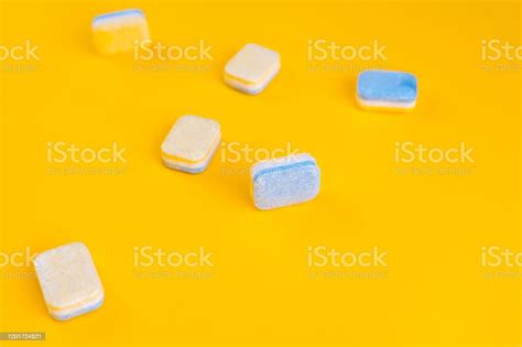 노란색 배경에 흰색 접시와 식기 세척기 정제를 청소 설거지용 밝은 색의 비누 정제 그룹 가사 집안일에 대한 스톡 사진 및 기타 이미지 가사 집안일 가정 주방 가정용