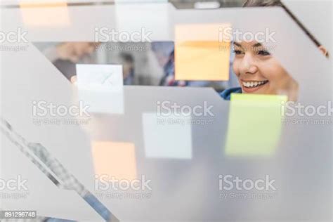 크리에이 티브 여 자가 사무실에 접착 메모에 비즈니스 전략을 쓰고 웃 고 계획에 대한 스톡 사진 및 기타 이미지 계획 그래픽 디자이너 기업 비즈니스 Istock