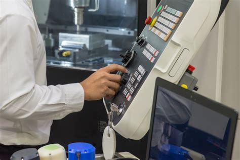 기계 운영자 Cnc 컴퓨터의 제어판을 누릅니다 Brand Name Video Game에 대한 스톡 사진 및 기타 이미지 Brand Name Video Game Cnc