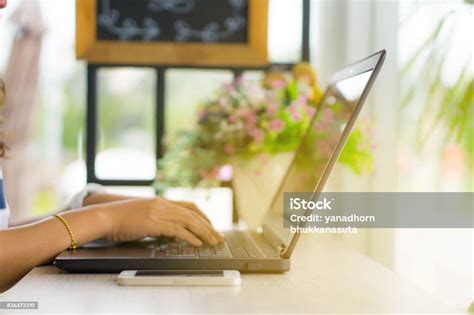 스마트폰 카페에서 테이블에 노트북을 사용 하 여 비즈니스 여자 핸드 공란에 대한 스톡 사진 및 기타 이미지 공란 기업