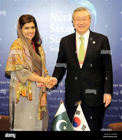 Pakistan Foreign Affairs Minister Hina Rabbani Khar Shakes Hand With