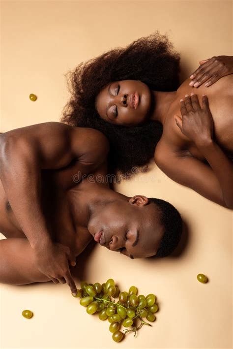 Vue Sexy Naked African American Couple Allongé Avec Du Raisin Sur Beige
