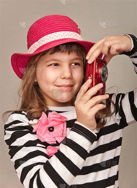 带着相机的漂亮女孩