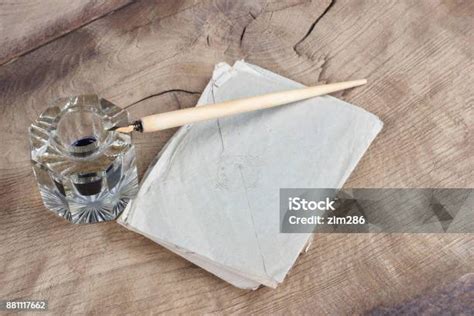 빈티지 컨셉오래 된 만년필과 나무 배경에 오래 된 문자로 잉크병 갈색에 대한 스톡 사진 및 기타 이미지 갈색 고대의 고전 양식 Istock