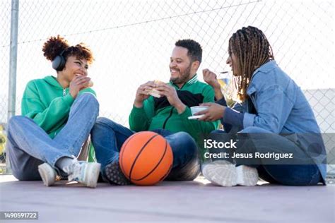 행복하고 다양한 친구들이 농구 코트에 모입니다 3명의 친구들이 앉아서 식사를 하고 있다 다른 민족의 사람들 사이의 사회적 관계의 개념 땋은 머리에 대한 스톡 사진 및 기타