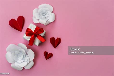 빨간 리본 손으로 만든 종이 하트와 꽃 오른쪽에 공간을 복사 상자현재 2월에 대한 스톡 사진 및 기타 이미지 2월 개념