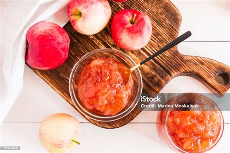 항아리와 그릇에 잘 익은 가을 사과의 맛있는 향기로운 잼 맨 위 보기입니다 가을에 대한 스톡 사진 및 기타 이미지 가을 감귤류 과일 건강한 생활방식 Istock