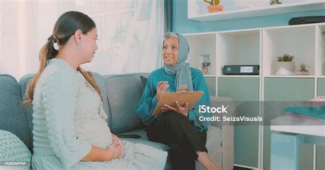 임신 산부인과 전문의 체크리스트 및 의료 결과 조언 또는 확인에 대한 상담 토론을하는 여성 임산부와 함께 병원 진료소 사무실에서 무슬림 간호사 컨설팅 및 건강 관리 메모