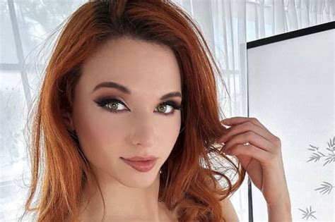 Modelo De Of Crea Clon Virtual Para Consentir A Sus Fans