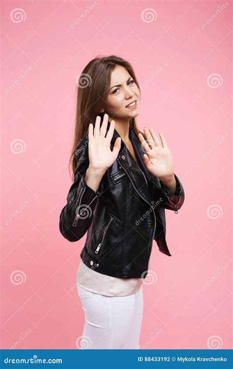 Van De De Vrouwenholding Van Het Close Upportret Boos Jong De Handen Sa Teken Nr Stock Foto