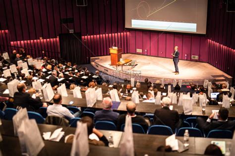 演讲者在商务会议上发表演讲会议厅内的观众商高清图片下载 正版图片506277946 摄图网