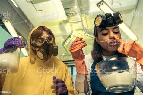 여자 친구 들고 플라스 크 실험실 약 개념에에서 Y 근처와 마약 스니핑의 낮은 각도 보기 Stem 주제에 대한 스톡 사진 및