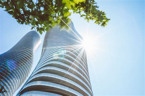 무료 이미지 나무 자연 건축물 햇빛 잎 건물 마천루 선 녹색 반사 푸른 현대 미래의 파란 하늘 태양 플레어 찾는 인테리어 디자인 이파리