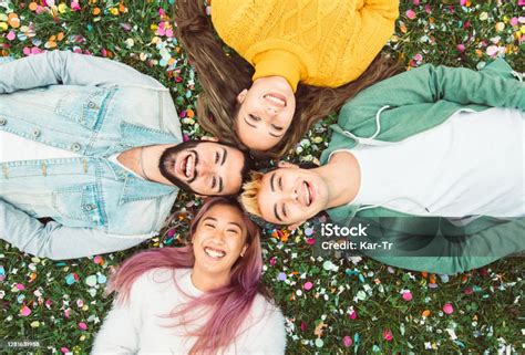 대학 캠퍼스에서 셀카를 찍는 다인종 친구들 공원에서 함께 즐거운 시간을 보내는 젊은 학생들과 행복한 우정 개념 18 19세에 대한 스톡 사진 및 기타 이미지 Istock