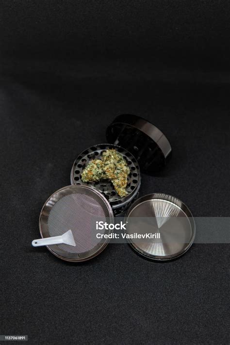 흡연 대마초에 대 한 금속 분쇄기 마리화나 채소 이야기 해상도 0명에 대한 스톡 사진 및 기타 이미지 0명 Thc 금속 Istock
