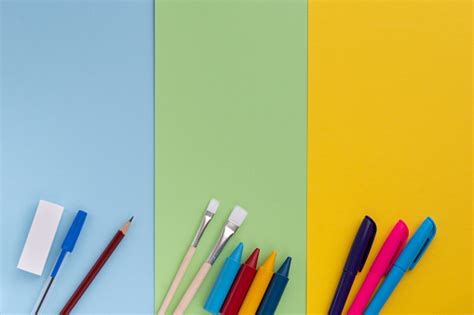 다시 학교에 미니멀리즘 개념 학용품 트렌디 한 파란색 녹색 노란색 컬러 종이 배경에 그림 펜 연필 지우개 펠트 팁 펜브러시 복사 공간 플랫 레이 3 명에 대한 스톡 사진 및