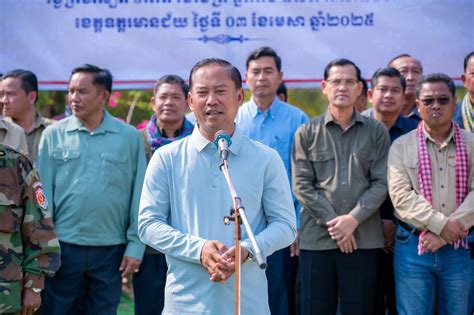 លោកអភិបាលខេត្តតាកែវ ចុះសួរសុខទុក្ខបងប្អូនកងទ័ពដែលឈជើងការពារព្រំដែនរវាងប្រទេសកម្ពុជានិងប្រទេសថៃ