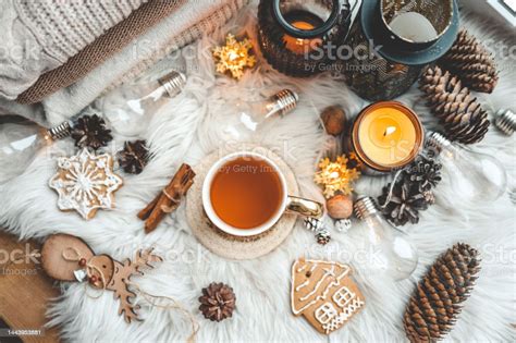 크리스마스 휴일 장식 평면 누워 평면도 차 한잔 불타는 양초 진저 브레드 콘 및 계피를 푹신한 격자 무늬에 차 뜨거운 음료에